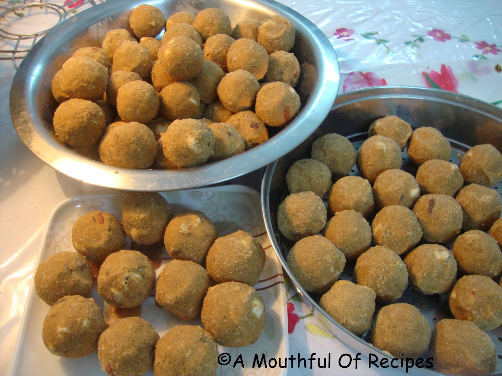 A Mouthful Of Recipes: Panjiri ladoo / Gound ladoo : Diwali n Winters ...