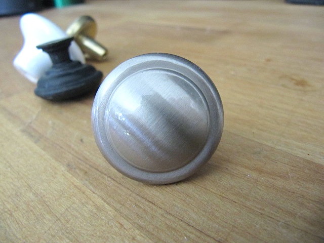 Sew Many Ways...: Tool Time Tuesday...Place Card Holders from Knobs