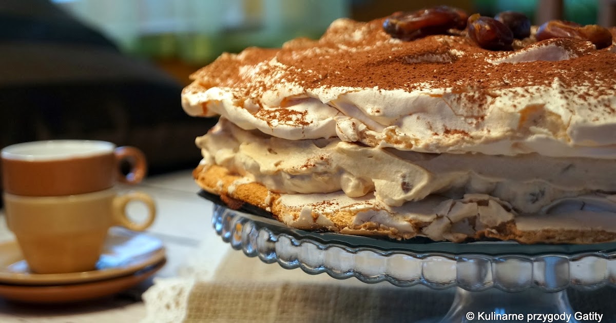 Bezowy tort dacquoise z daktylami i orzechami
