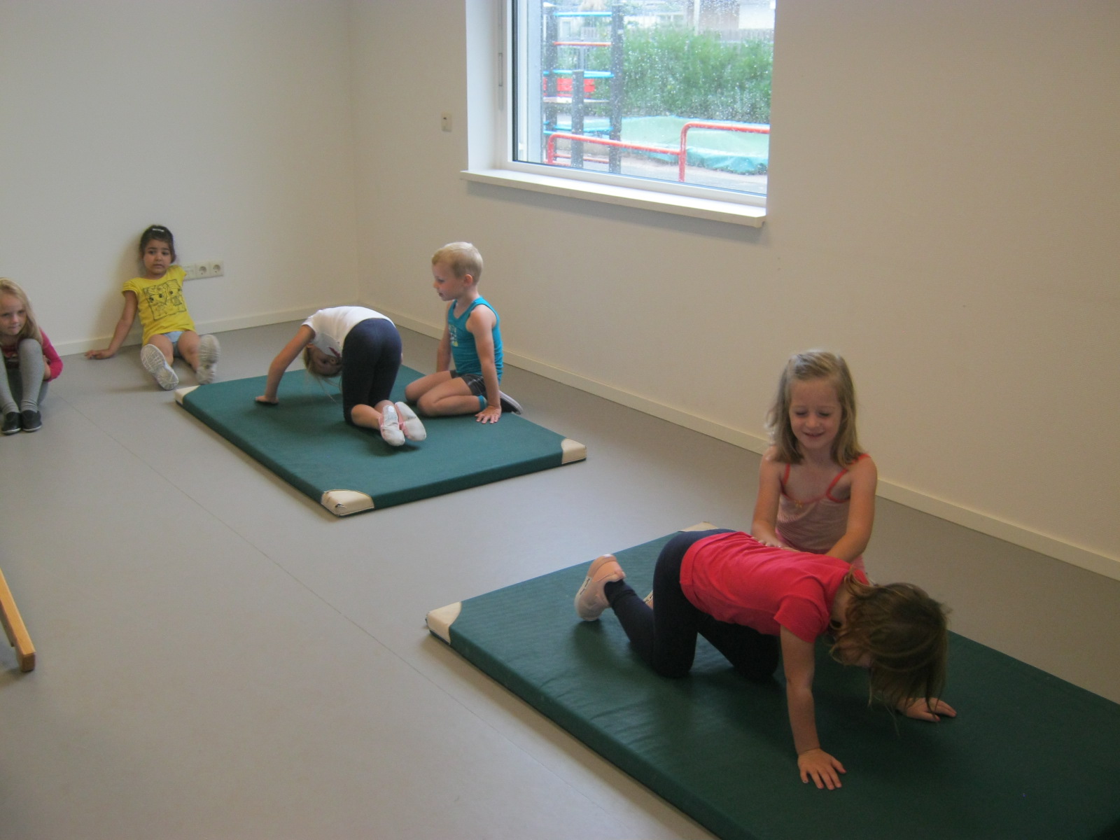 Groep 1 en 2 CBS Het Kompas in Vuren: Gymles in speellokaal