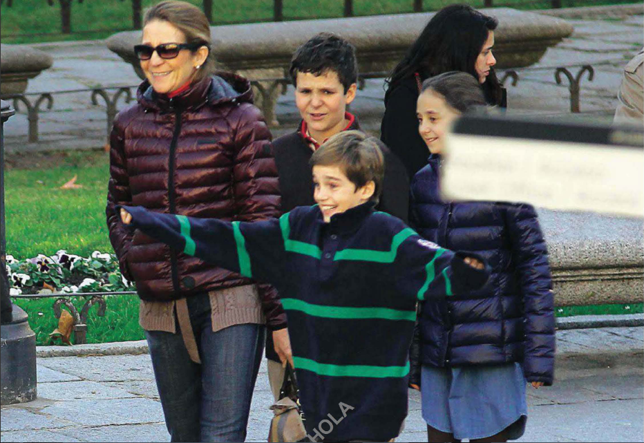 primos borbon: felipe,victoria, pablo e irene en el museo del prado