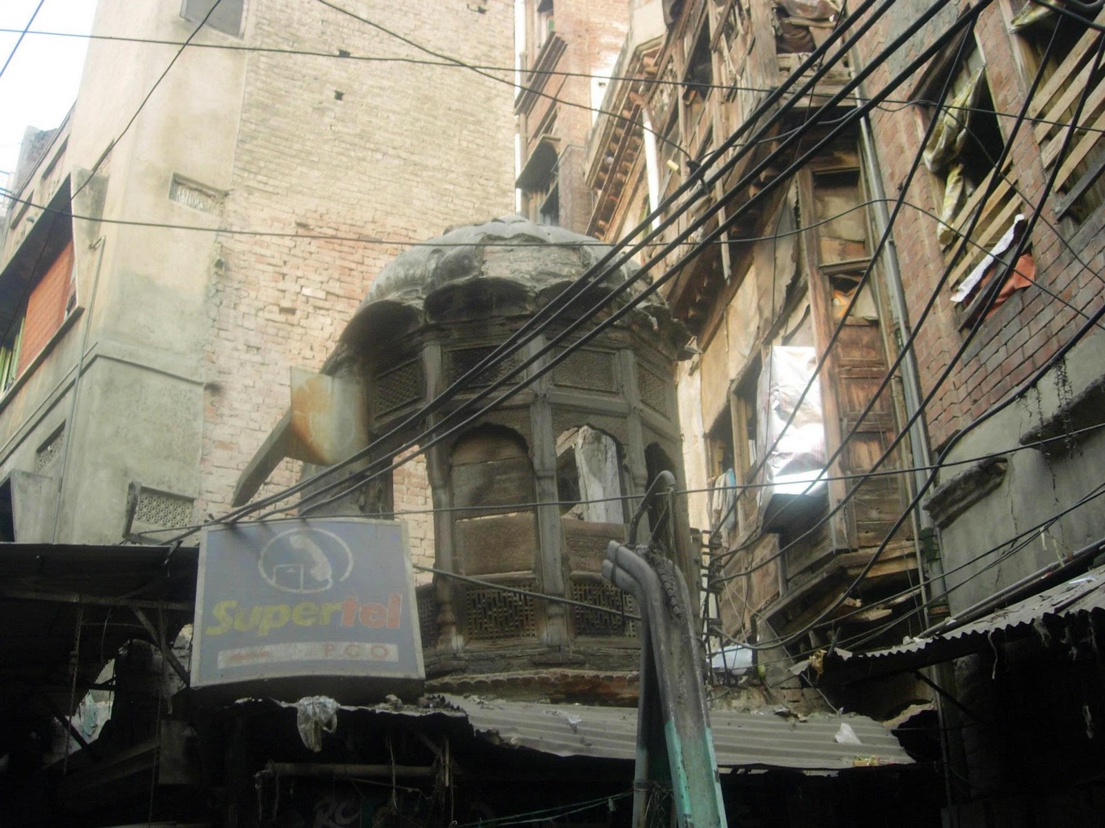 A Walk Inside Lohari Gate of Lahore • We Blog The World