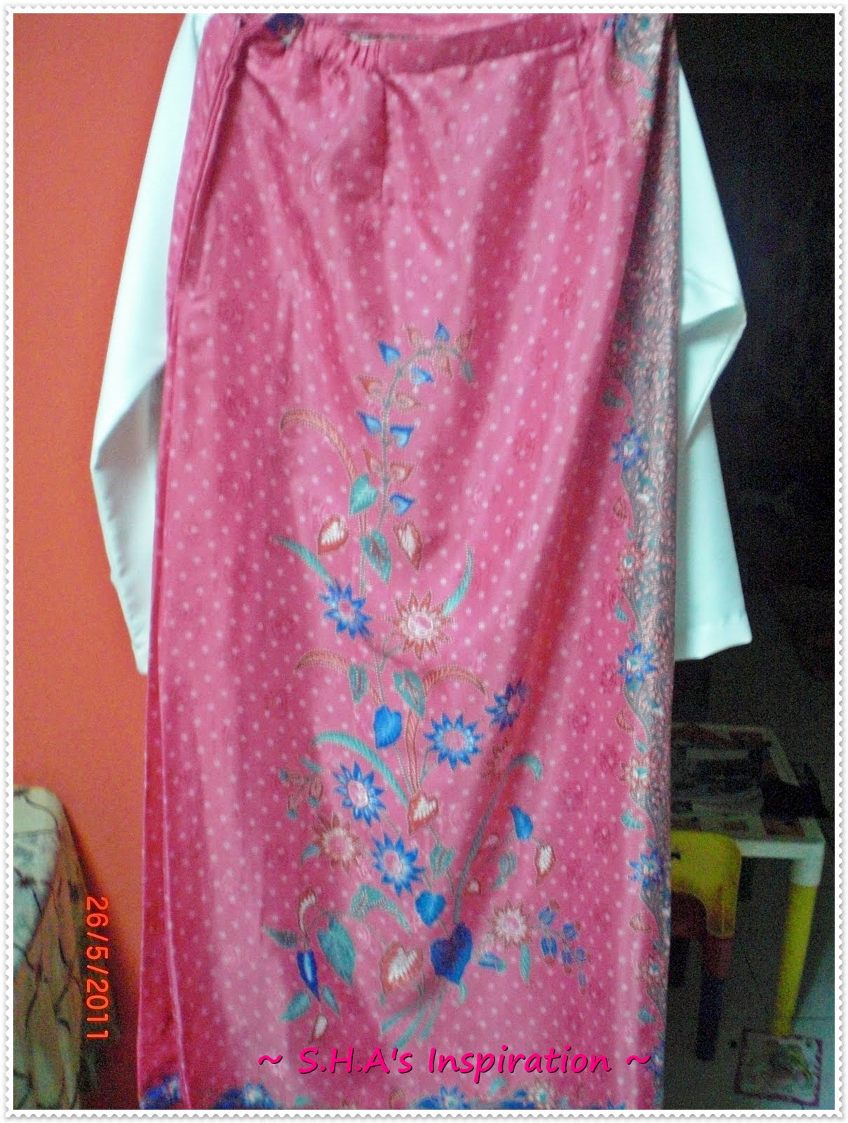 SHA's Inspiration: Baju kurung putih dan kain pink corak batik ~ DONE
