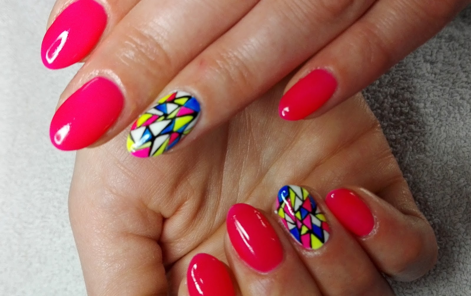 Madeline nails: Na pazurkach Semilac 042 neon raspberry