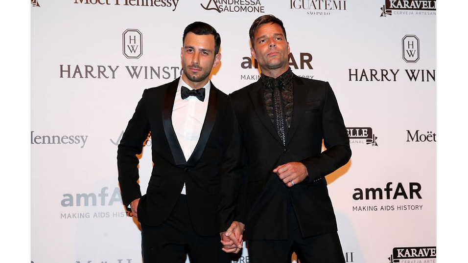 English Pop Station: Ricky Martin engaged