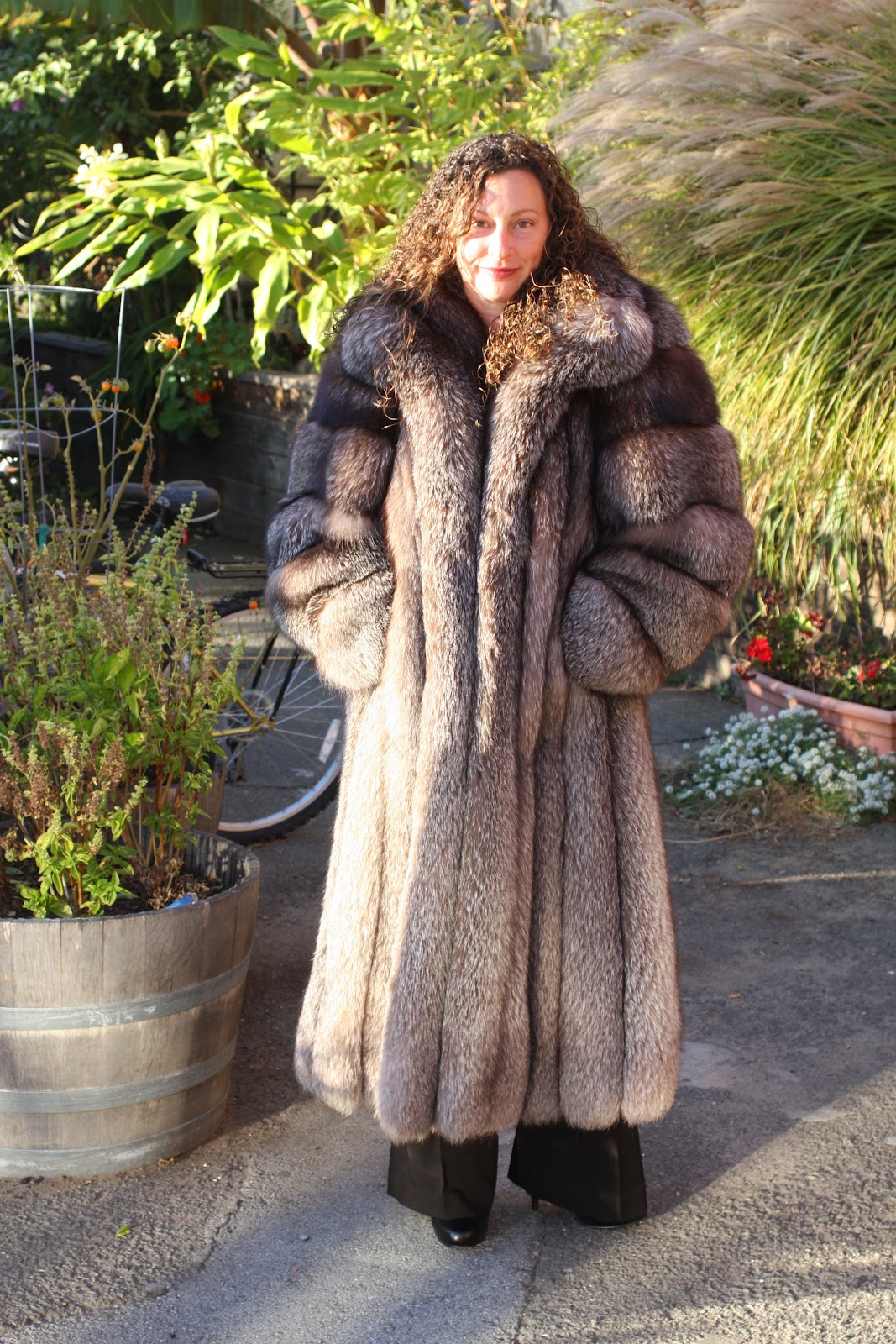 Fur Coat: Sophie en manteau de fourrure renard argenté