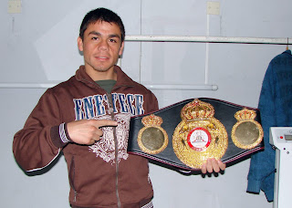 ARGENTINO BOXEO: Reveco se lesiona y posterga su defensa.-