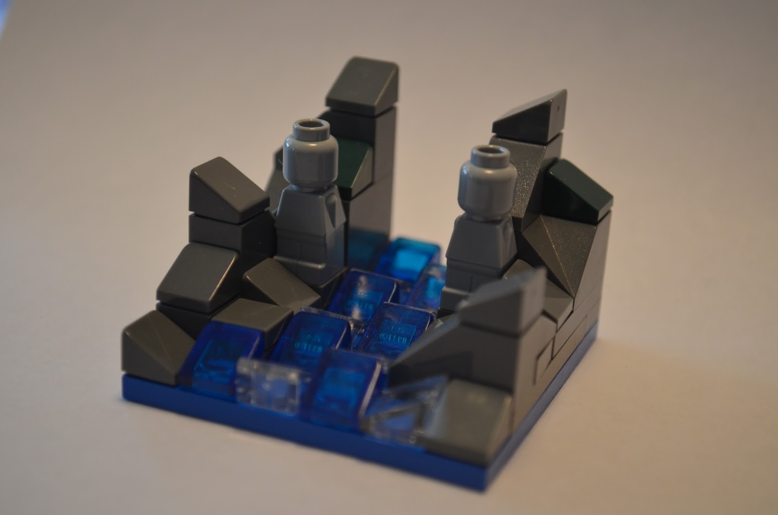 E-nklings: Lego Micro Scale Argonath