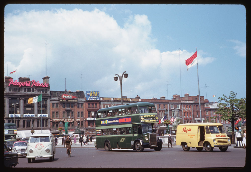 Wonderful Color Photographs That Capture Street Scenes of Dublin in ...
