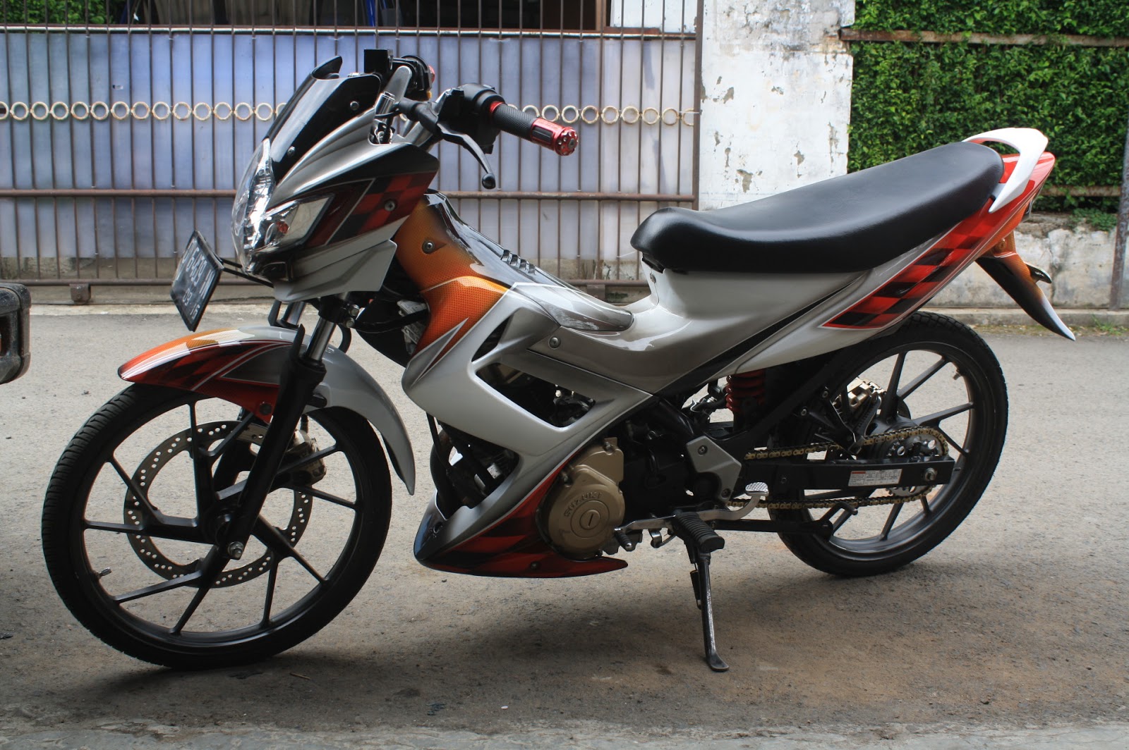 Dunia Otomotif: Airbrush suzuki satria FU
