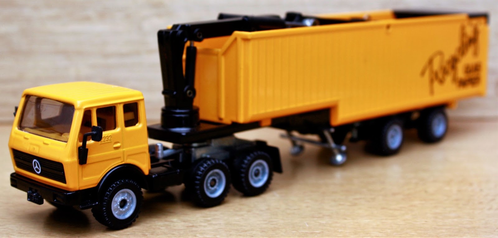 Siku Fotoblog.: Siku 3723 Mercedes Rethmann-Recycling-Transporter.