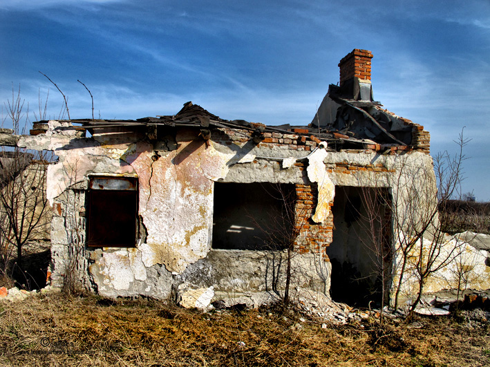 Photographis: House With no Door - Life for Sale