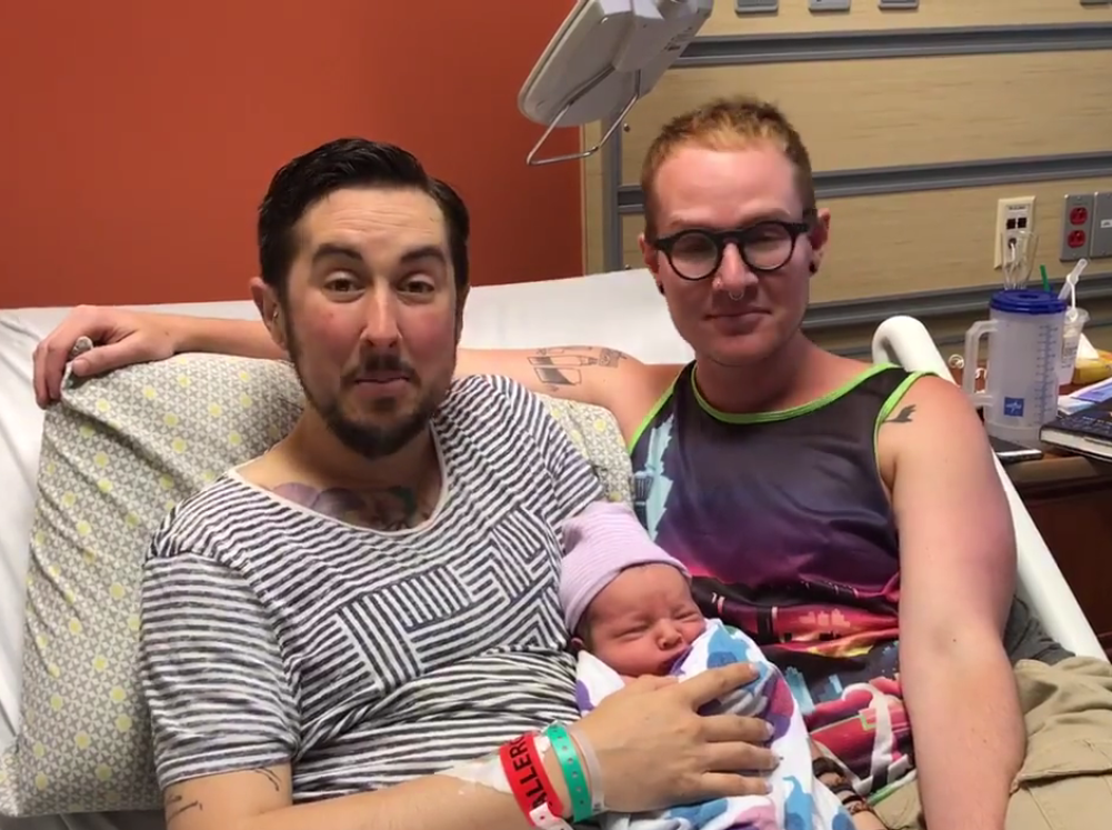 Una pareja transgénero comparte el nacimiento de su primer hijo biológico