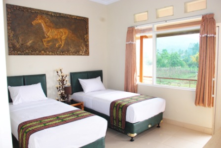 Pemandangan dan Bangunan Resort Permata: RESORT PERMATA HOTEL DAN BUNGALOW