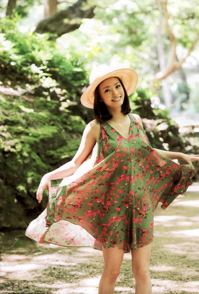 Nao Kanzaki and a few friends: Aya Ueto: October 2012 magazine scans