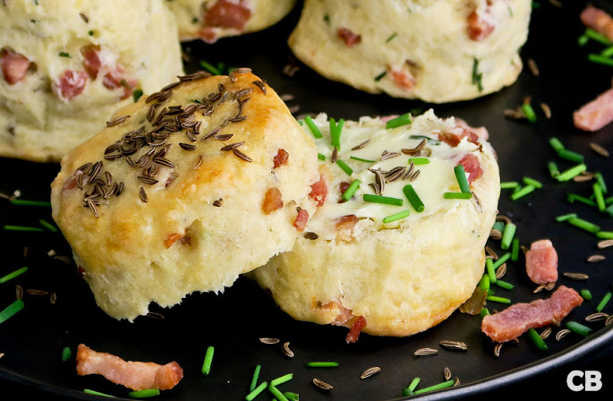 Culinaire Bagage: Hartige scones met spekjes, kummel, oude kaas en bieslook
