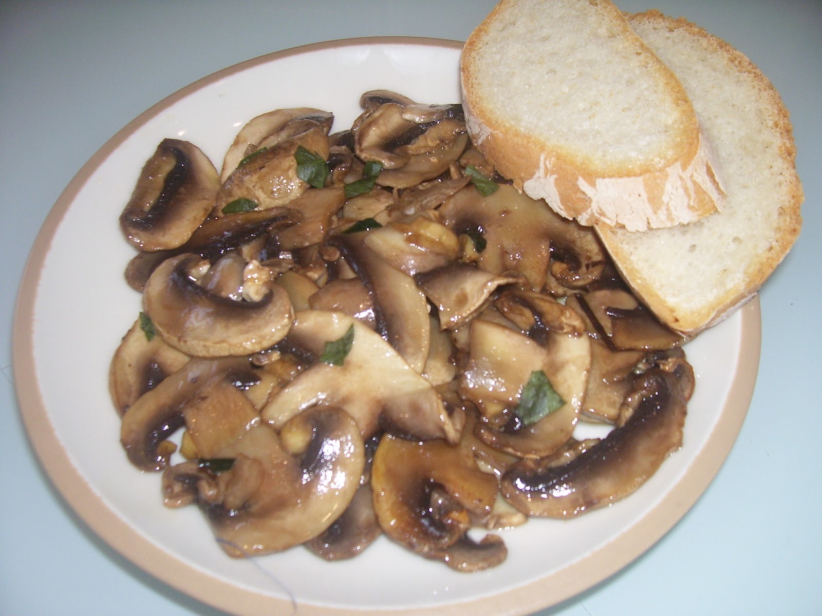 Carpaccio di vitello, rucola e parmigiano con Champignon trifolati ...