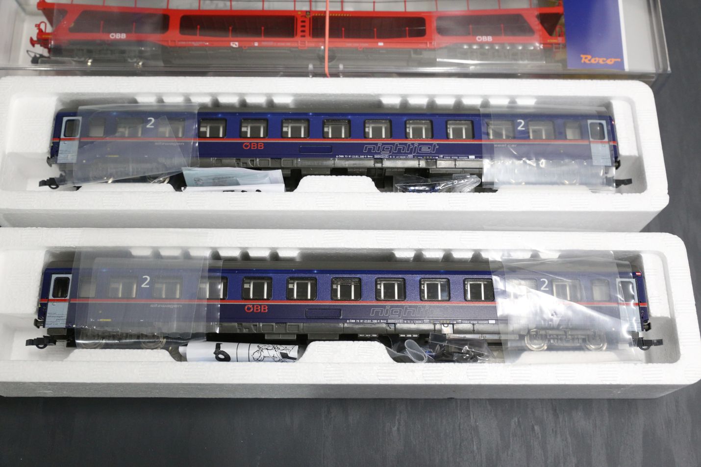 室内もしっかり作りこまれているし塗装も良い、しかし床下パーツはすべて後付けになった。