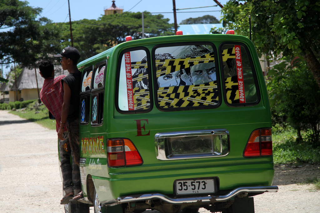 - TIMOR AGORA: Mikrolet Balun Deskrimina Pasajeiru Labarik