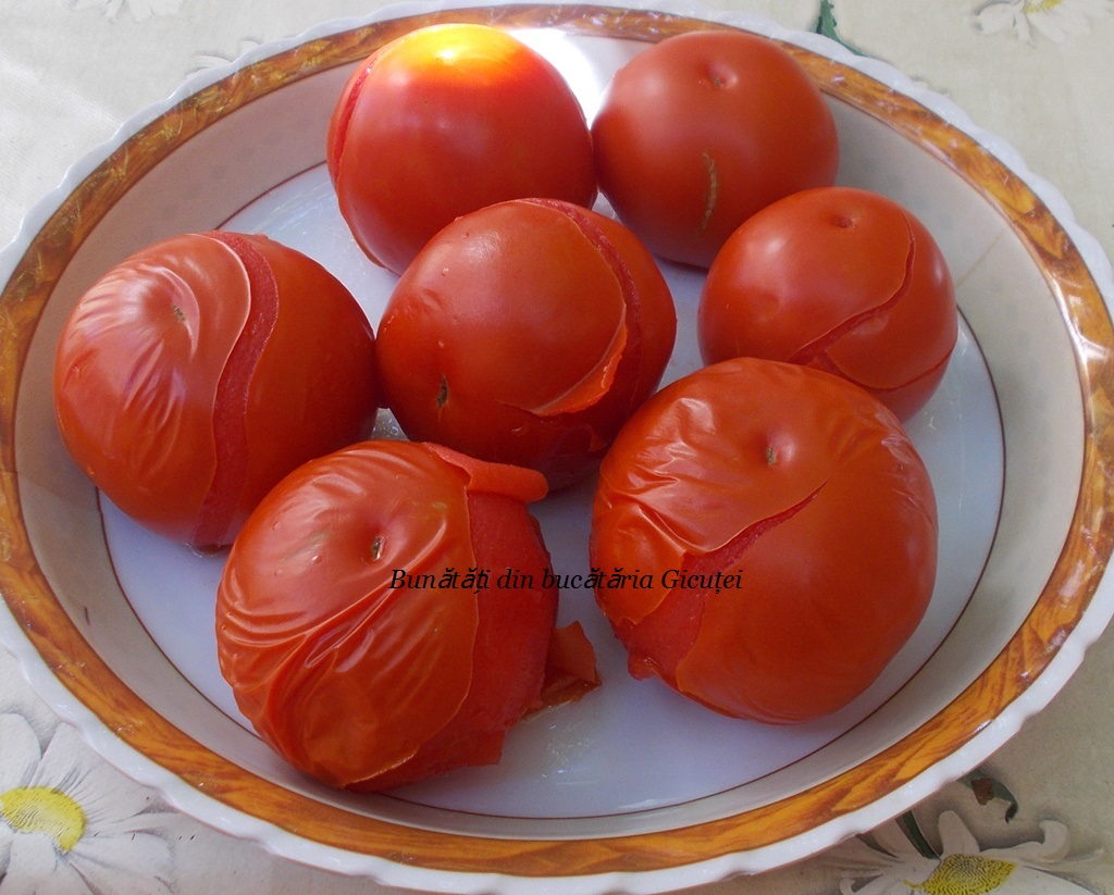 Rosii cubulete in suc propriu - Bunătăți din bucătăria Gicuței