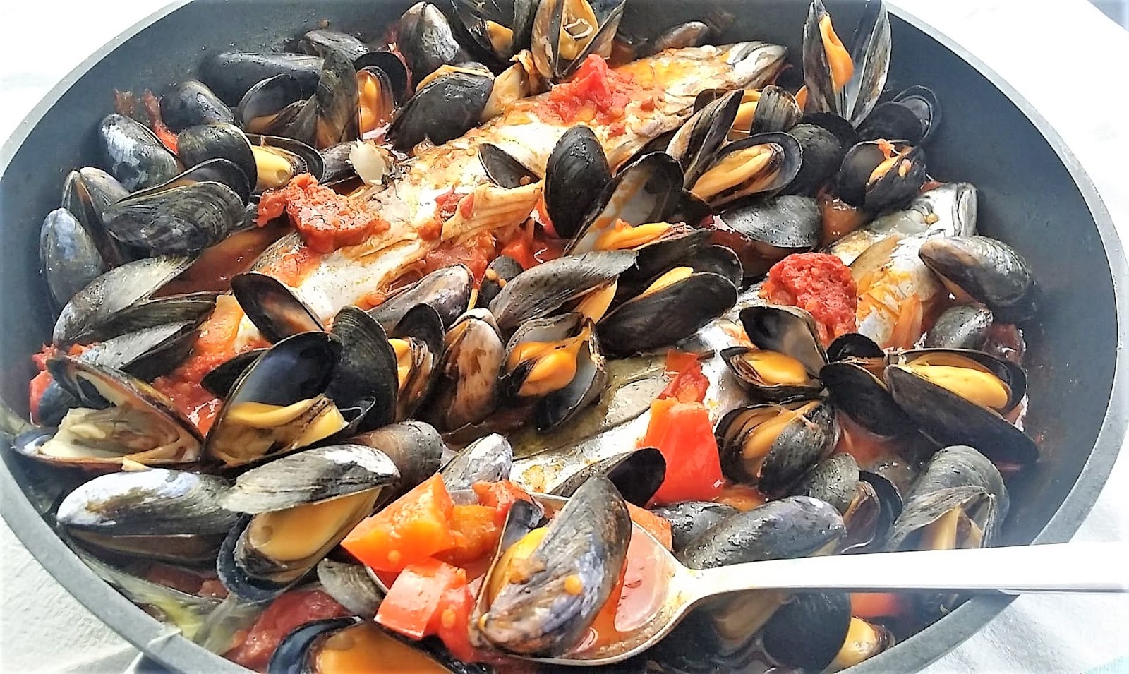 Blogul lui Cătă: Macrou proaspat cu scoici, chorizo si rosii