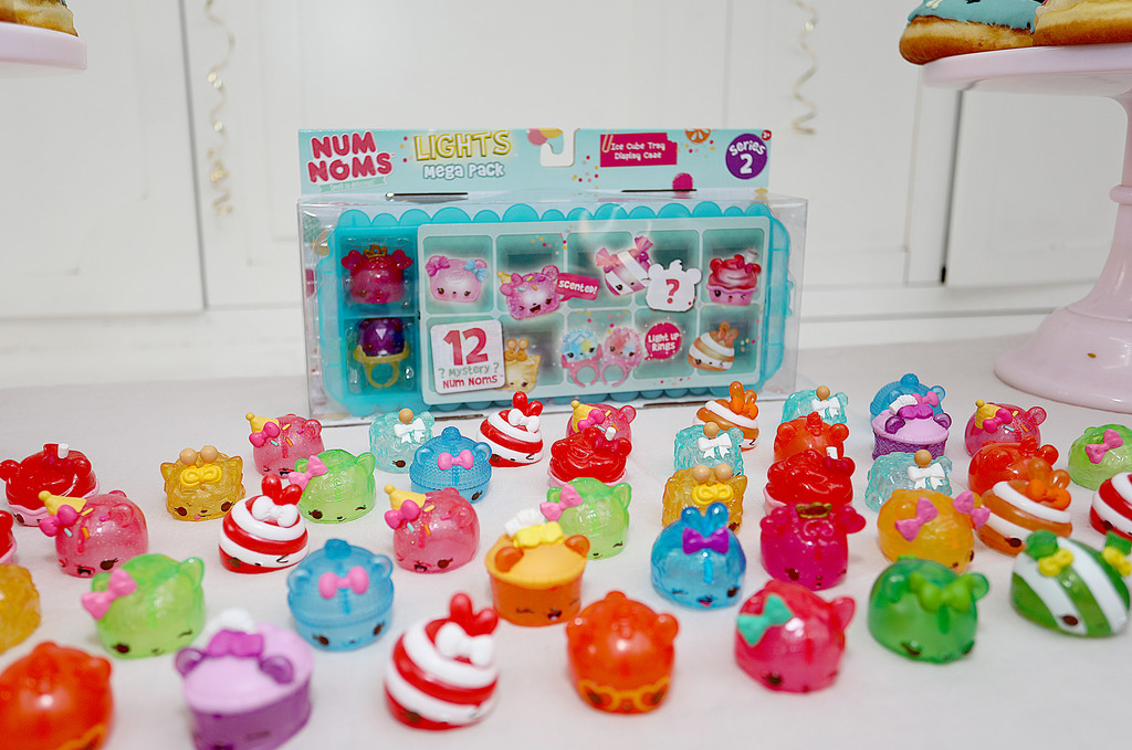 Tiffani Thiessen Hosts NUM NOMS Series 4 Event at Au Fudge | Happy Mess ...