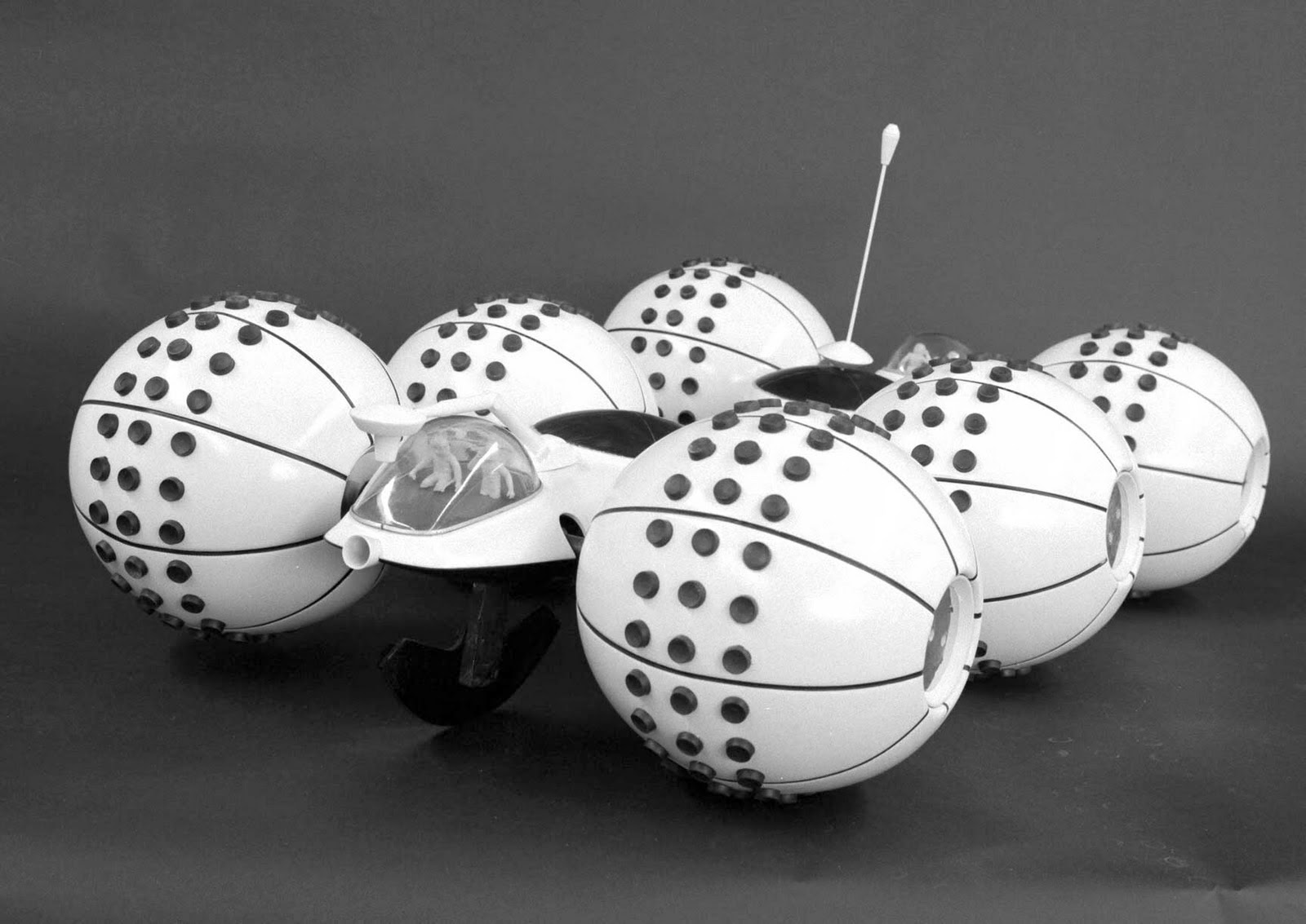 MOONBASE CENTRAL: FUTUROVA: GM'S FUTURAMA MOON ROVER AND THE TOY CONNECTION