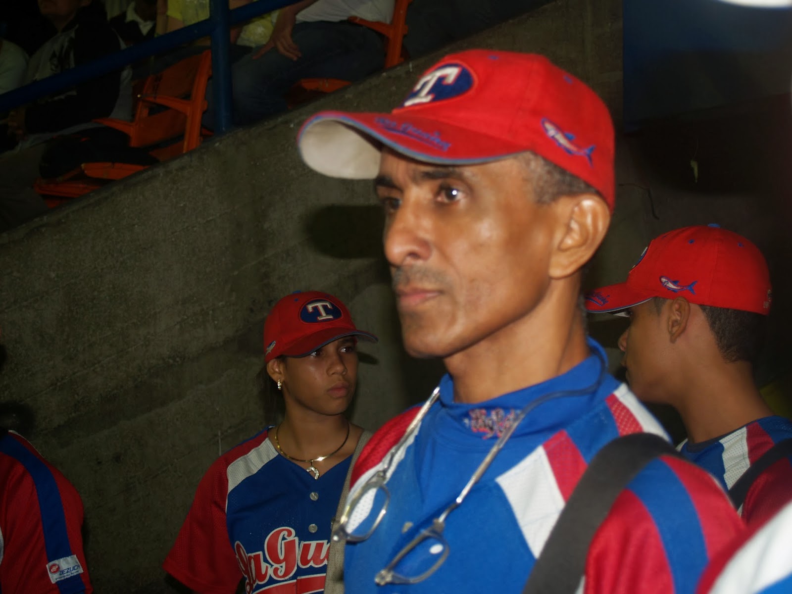 Periodismo III : César Barrios, un costeño que le entrega música al béisbol