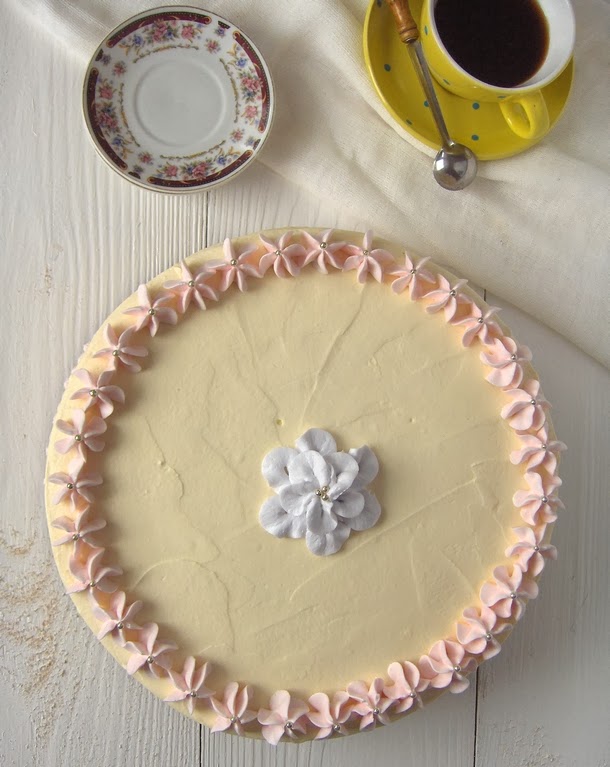 Mima's Cookies: Tort de vanilie,mousse de ciocolata si frisca cu ...