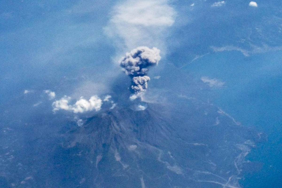 The Big Wobble : Mount Sakurajima Japan spews ash and smoke 3,200 ...