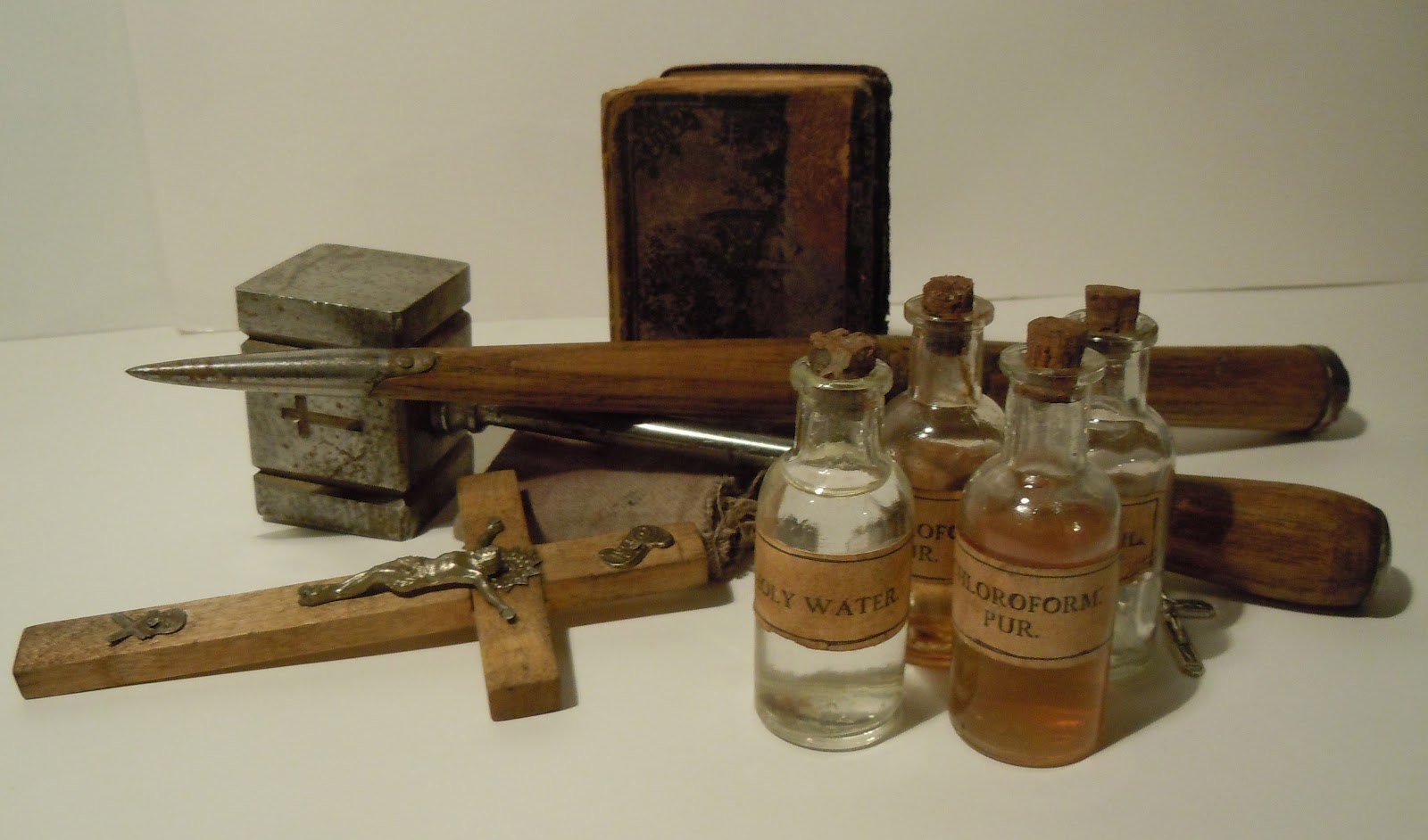 Curiomira: Vampire killing kit.