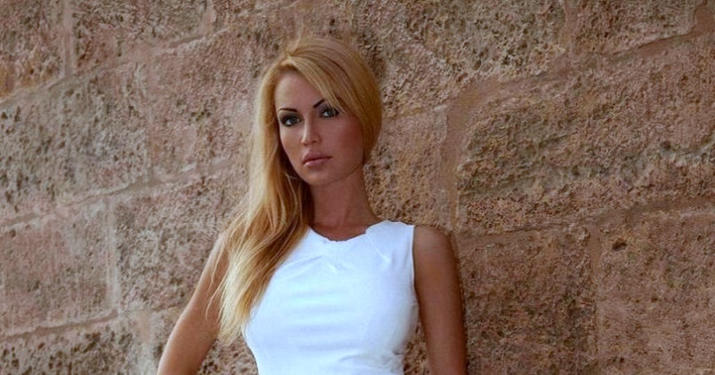 CRIVENS! COMICS & STUFF!: BABE OF THE DAY - ANNA BOR...