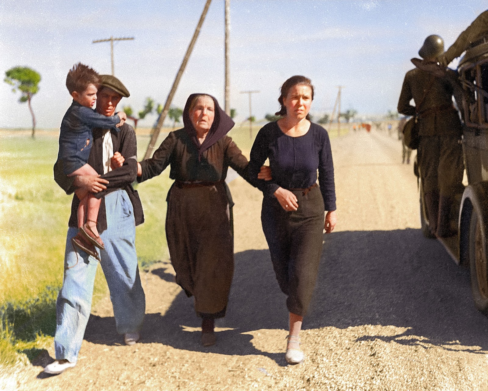 13 Fascinating Colorized Photos of Refugees During World War II ...