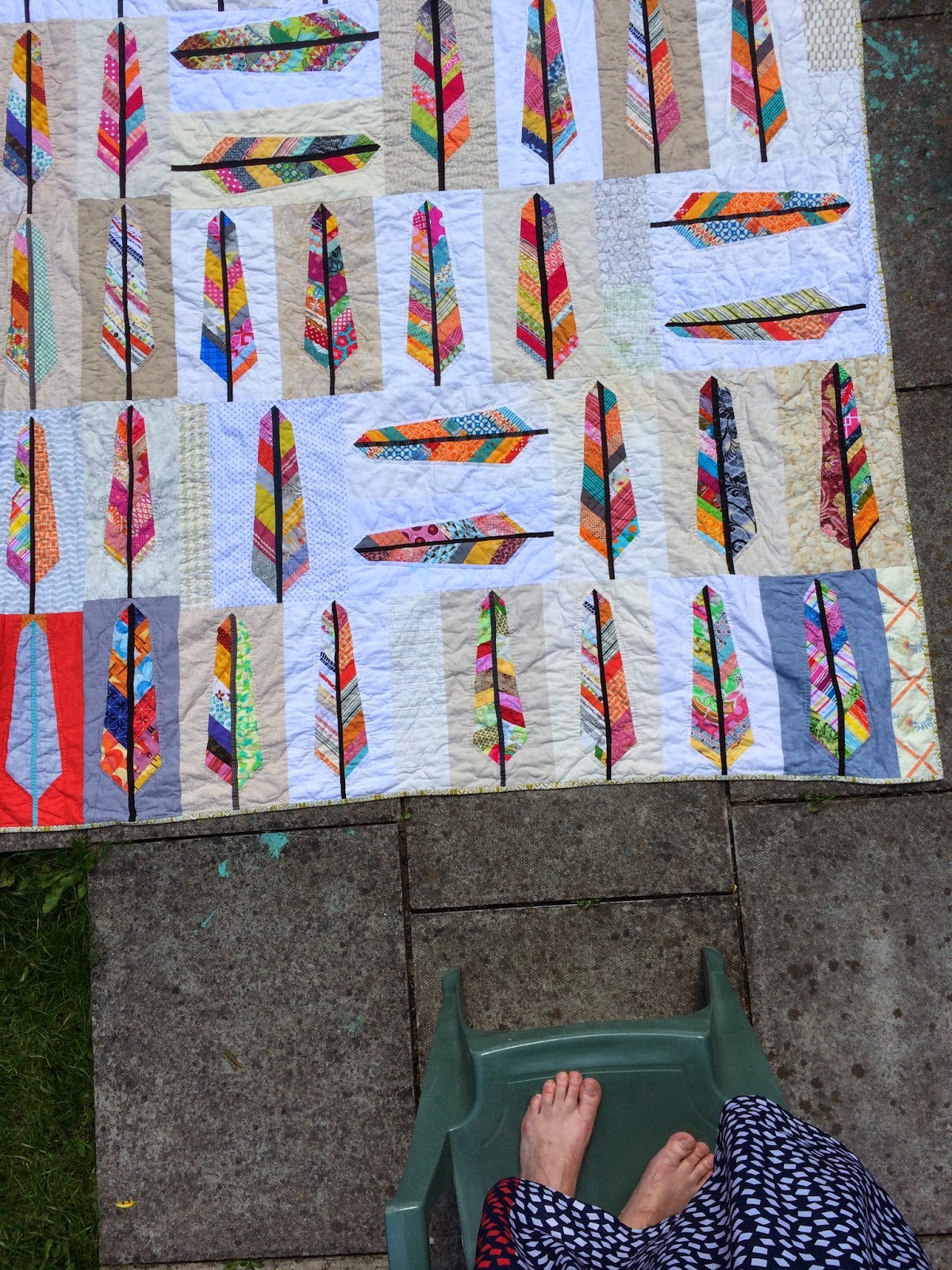 Sunny Bees of a Feather Quilt / CHARM ABOUT YOU