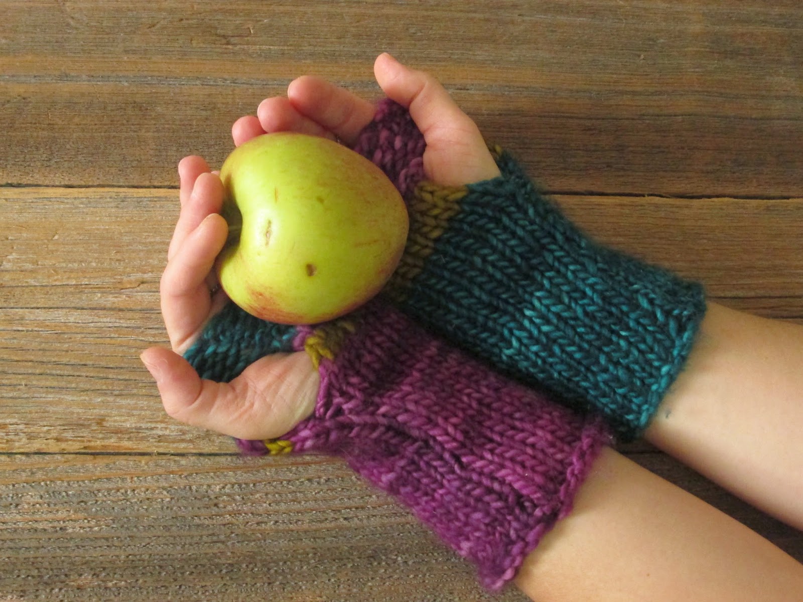 Polly Foo Foo: Mrs. Fitz Mini Mitts Free Pattern - Outlander Inspired