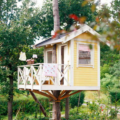 Relaxshacks.com: A gorgeous, tiny, one-tree, garden treehouse/guesthouse