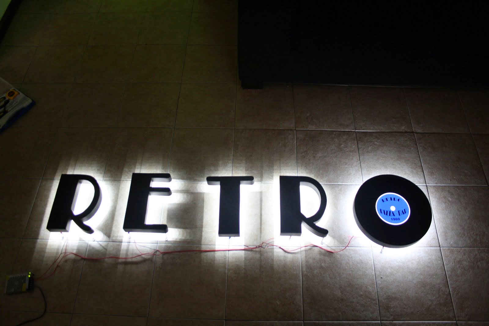 Carteles de Led: LED EN VIDRIERA COMERCIAL