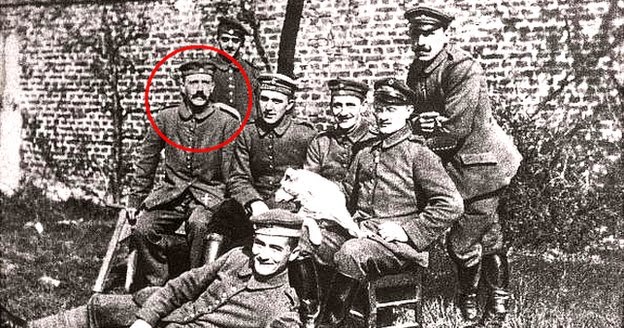 H c M: EL BIGOTE DE HITLER