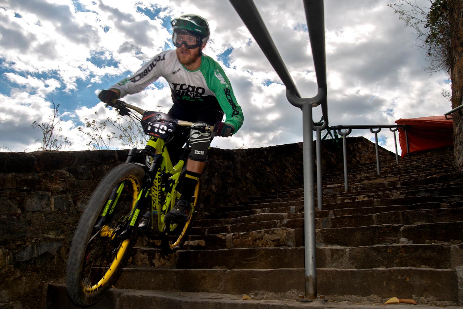 Adrian Palau bate un nuevo récord en el Descenso Urbano de Biescas ...