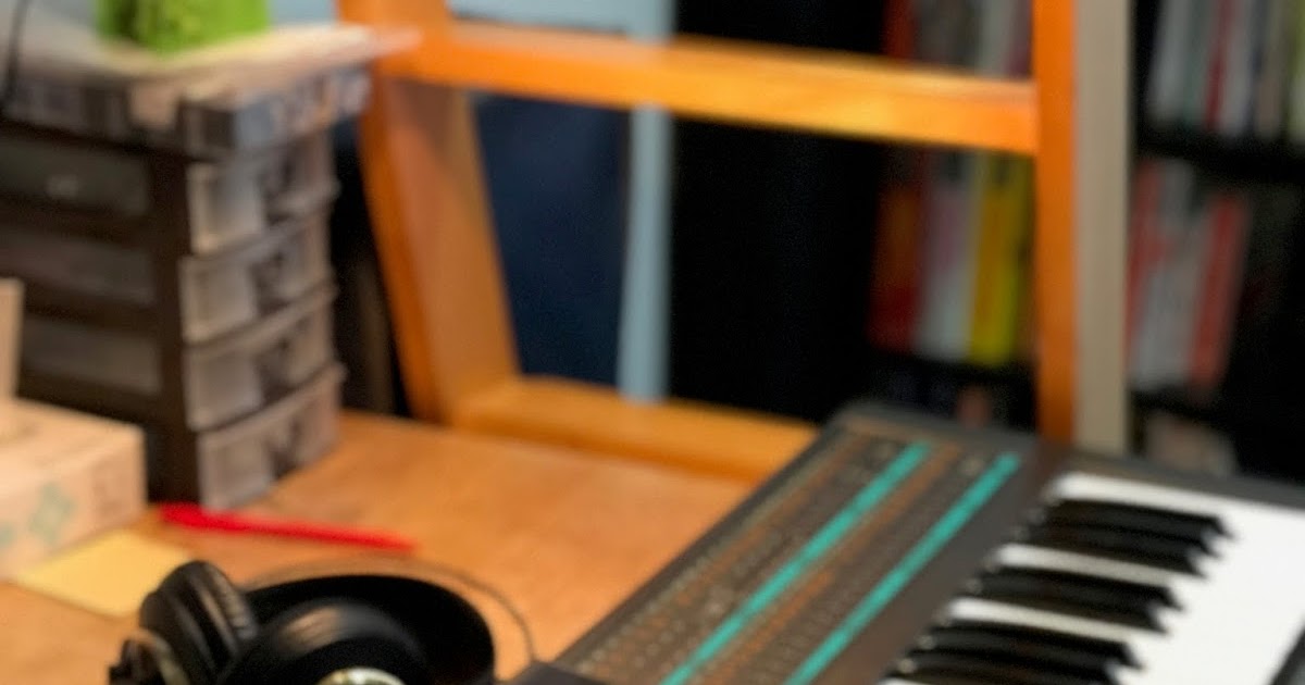 Korg Poly-800 (Moog Slayer Filter And Battery Mod)