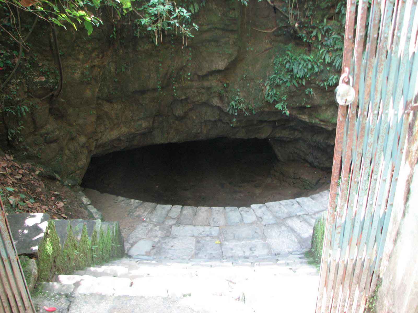 mero blog site: Caves In Pokhara