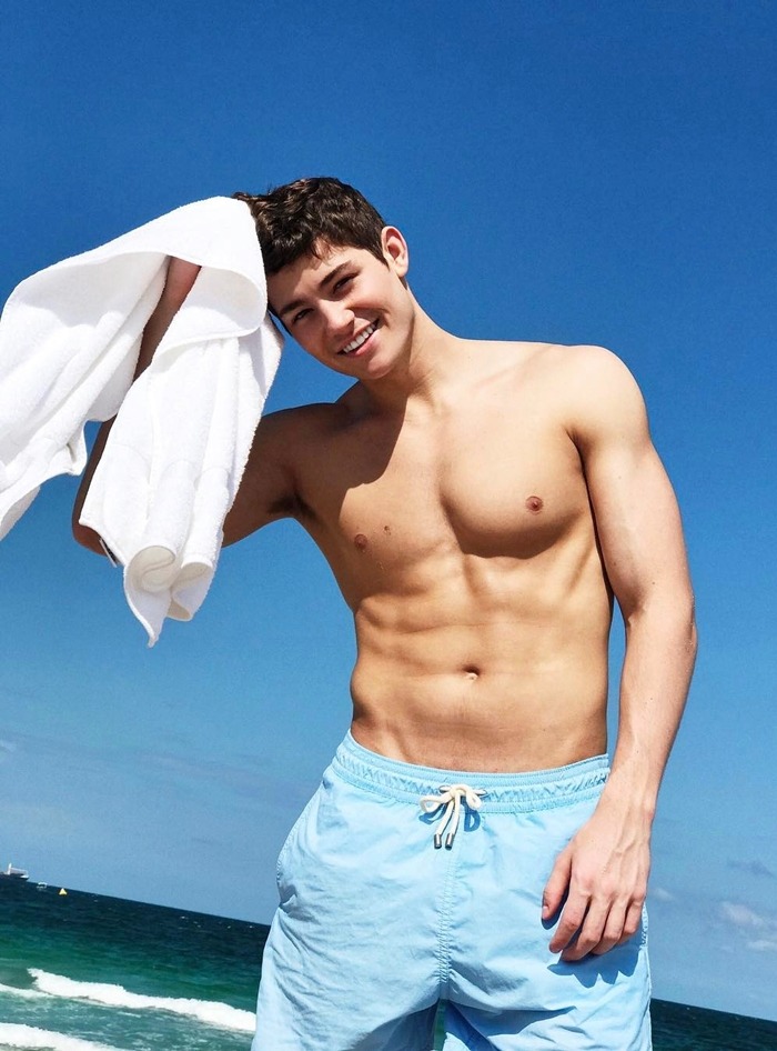WE LOVE HOT GUYS: Summer is Back