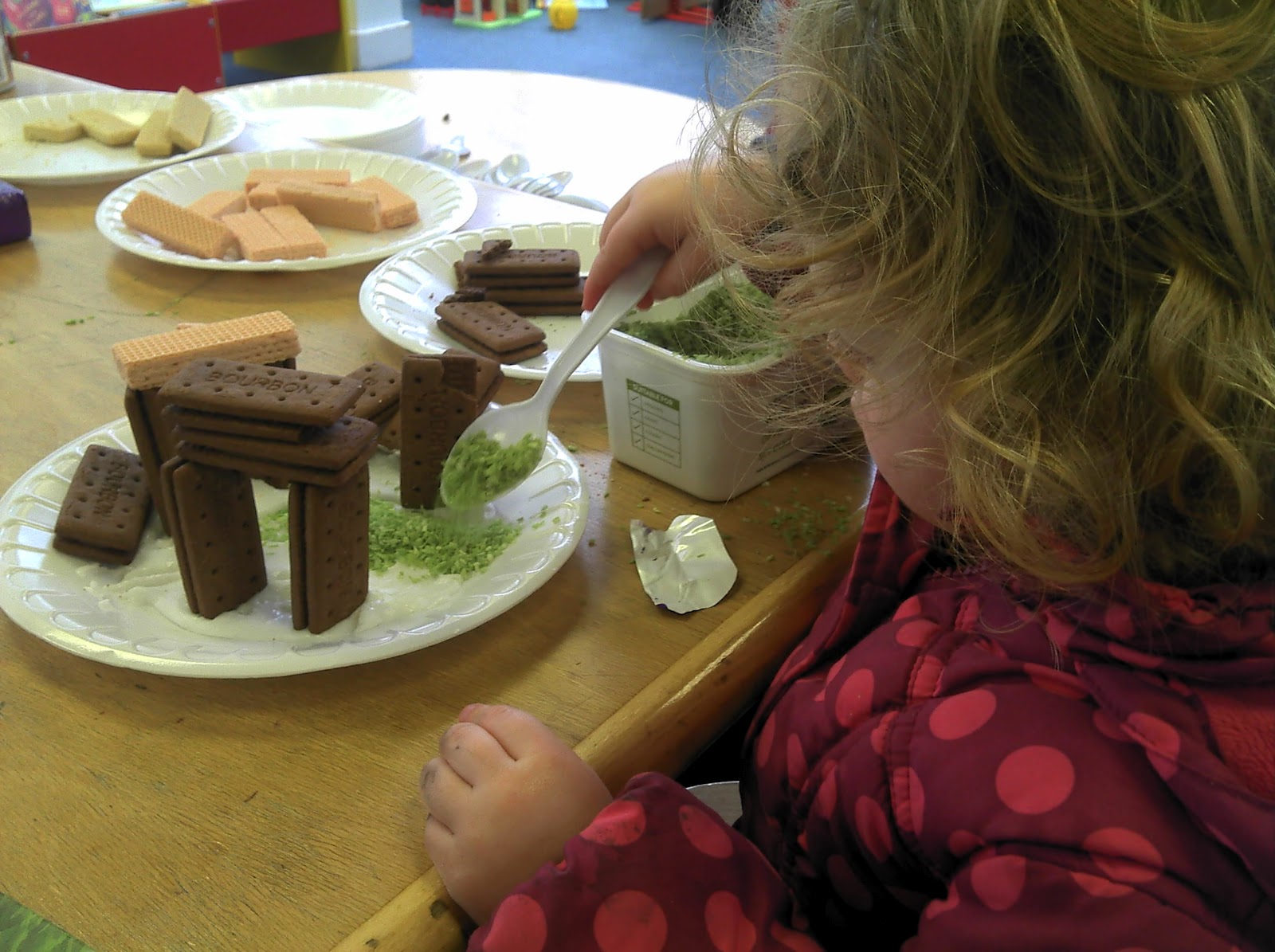 Crafty Little Sew n Sews: Stonehenge with biscuits!