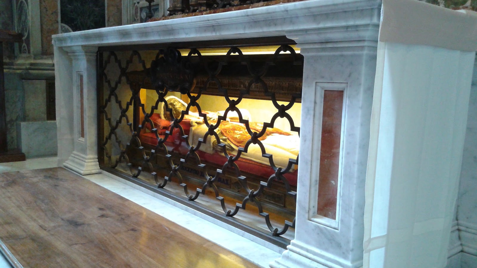 The On-Line Buzzletter: Italy Blog #59: Vatican's Dead Pope Display