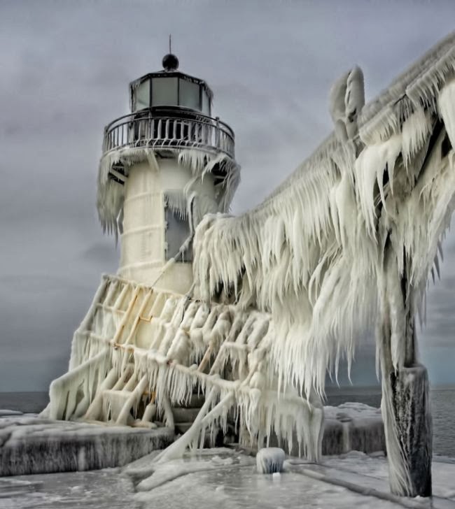 World Of Technology: Frozen Lighthouses on Lake Michigan Shore (5 pics)