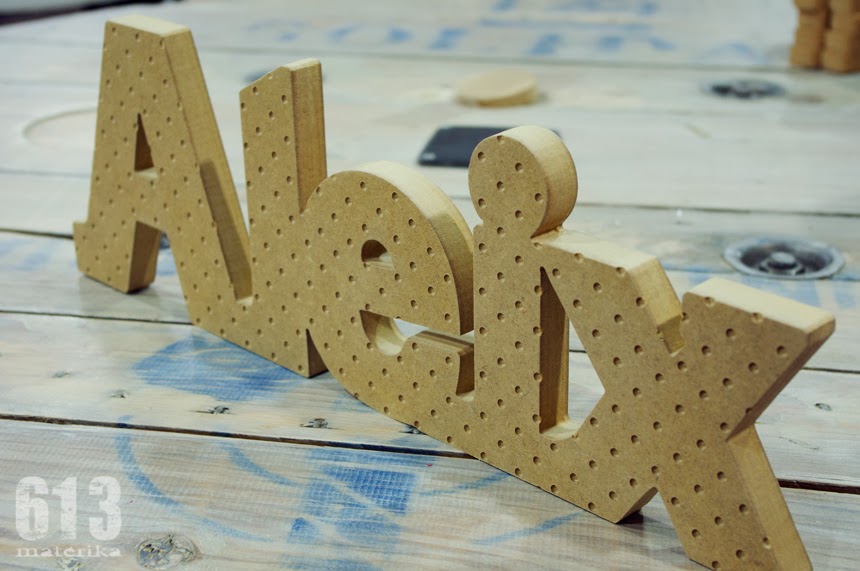 y mientras tanto...letrero tras letrero | 613materika