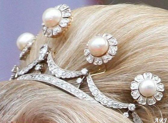 Artemisia's Royal Jewels: Dutch Royal Jewels: The Pearl Button Tiara