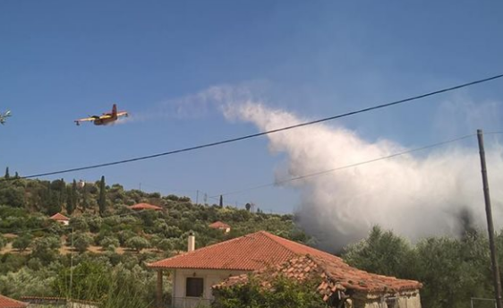ΥΠΟ ΜΕΡΙΚΟ ΕΛΕΓΧΟ Η ΦΩΤΙΑ ΣΤΗΝ ΚΟΡΩΝΗ - ΔΙΠΛΑ ΑΠΟ ΤΑ ΣΠΙΤΙΑ ΕΦΤΑΣΑΝ ΟΙ ...