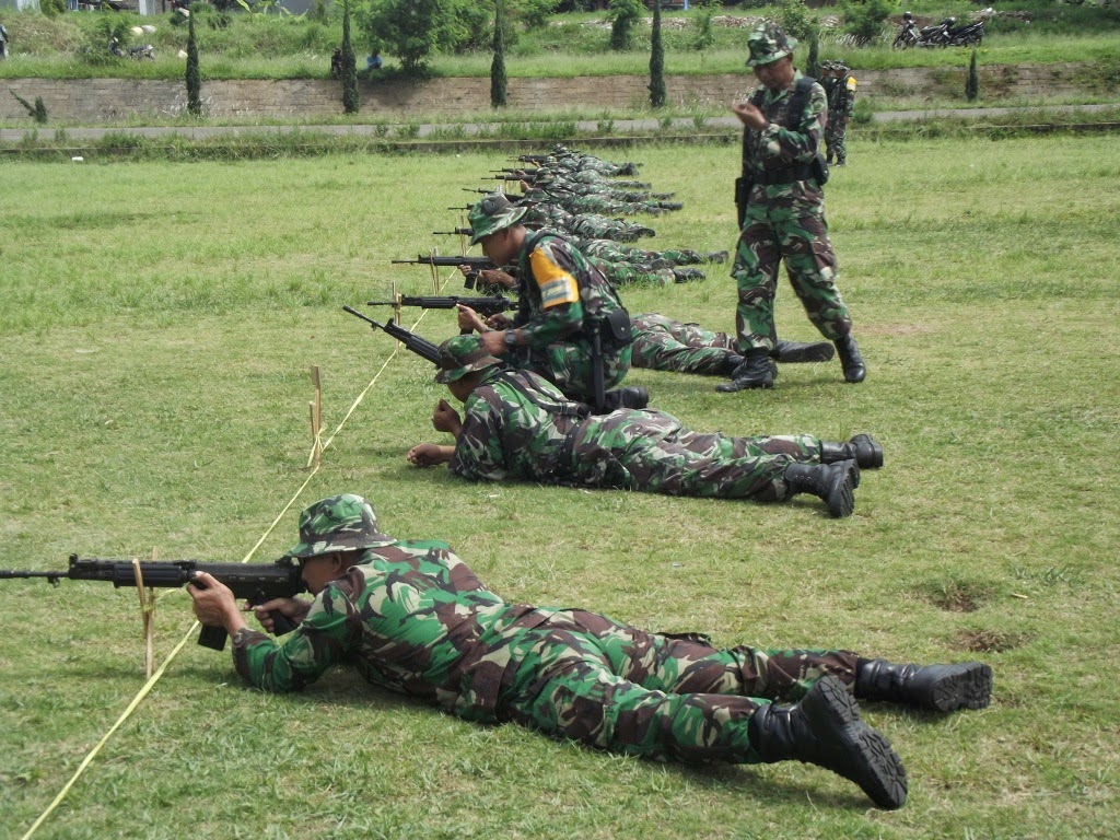 PUSSIMPUR: LATIHAN MENEMBAK SENJATA RINGAN TRIWULAN IV TA.2014