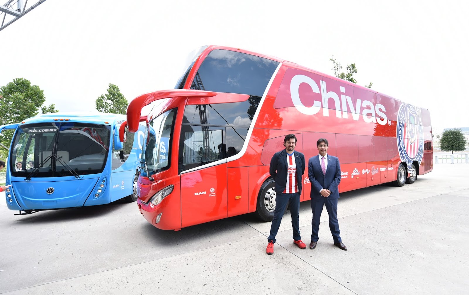 Chivas y Chivas Femenil presentan su nuevo autobús